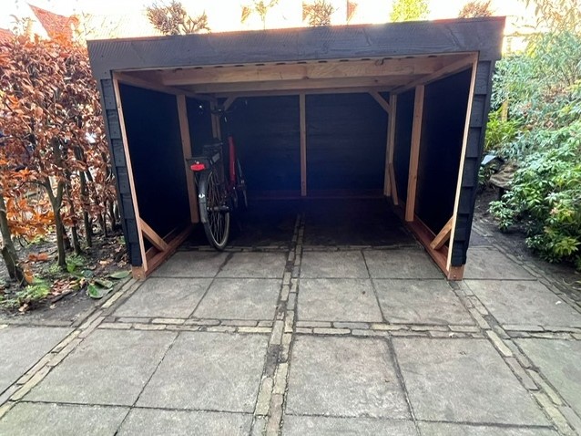 Fietsenschuur Douglas zwart gecoat | Model 2 | montage op locatie ...
